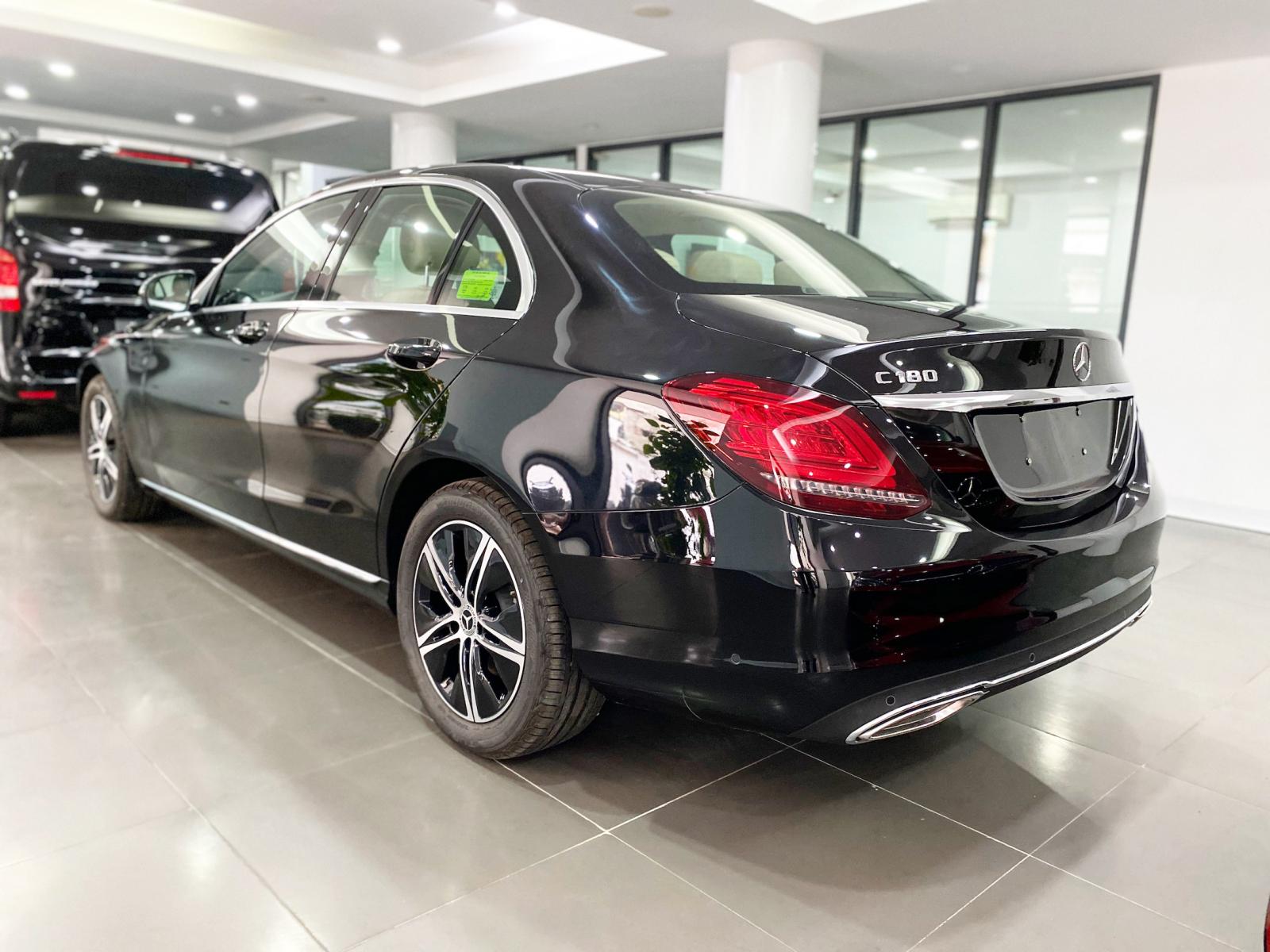 Bán Mercedes C180 2020 màu đen, nội thất kem siêu lướt, xe đã qua sử ...